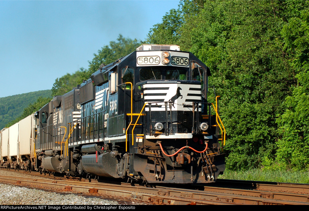 NS GP38-3 5806 leads C42 past CP GRAY